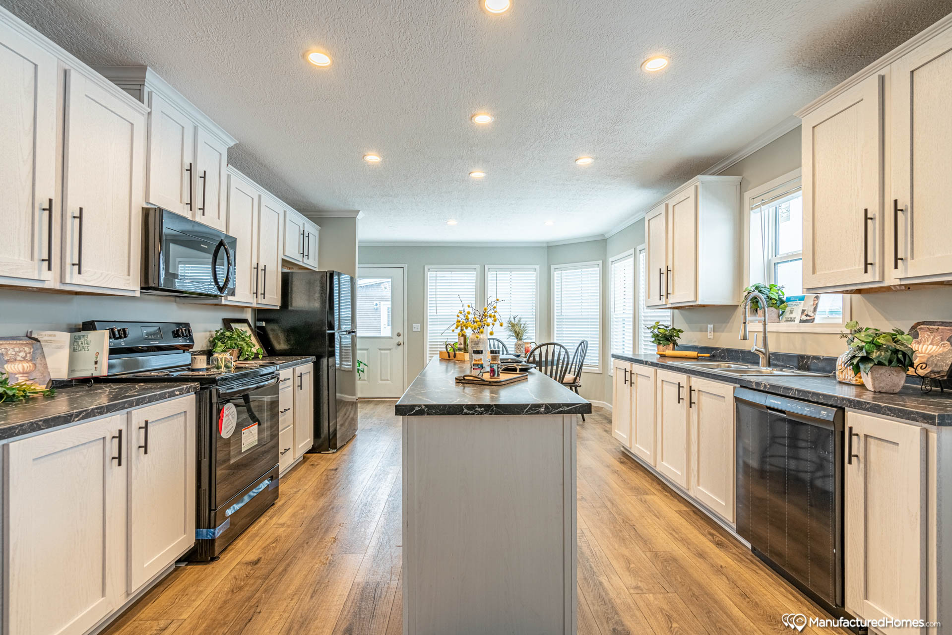 Cavalier Maverick 74LEG28483AH Manufactured Home - Homesplus of Monroe